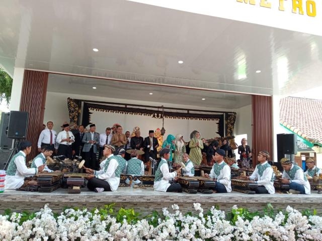 Gelar Wayang Kulit : Pelepasan Kelas 12 SMA Negeri 2 Metro